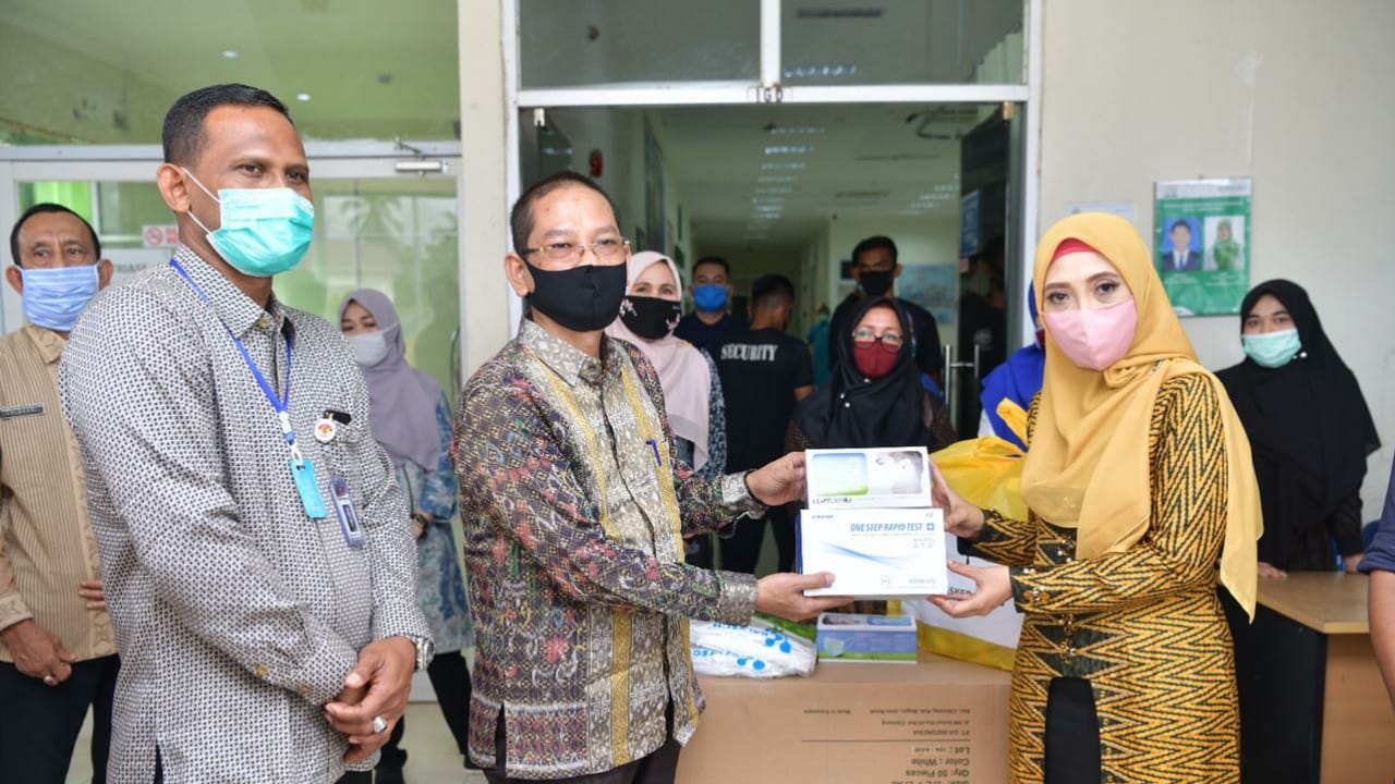 Dyah Serahkan APD untuk RSUD dr. Zubir Mahmud Aceh Timur - BIRO ADMINISTRASI PIMPINAN SETDA ACEH