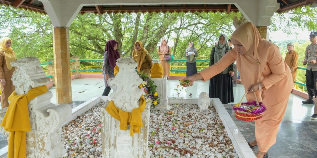 Jelang PHI, Ketua DWP Aceh Ziarah dan Tabur Bunga di Makam Pahlawan ...