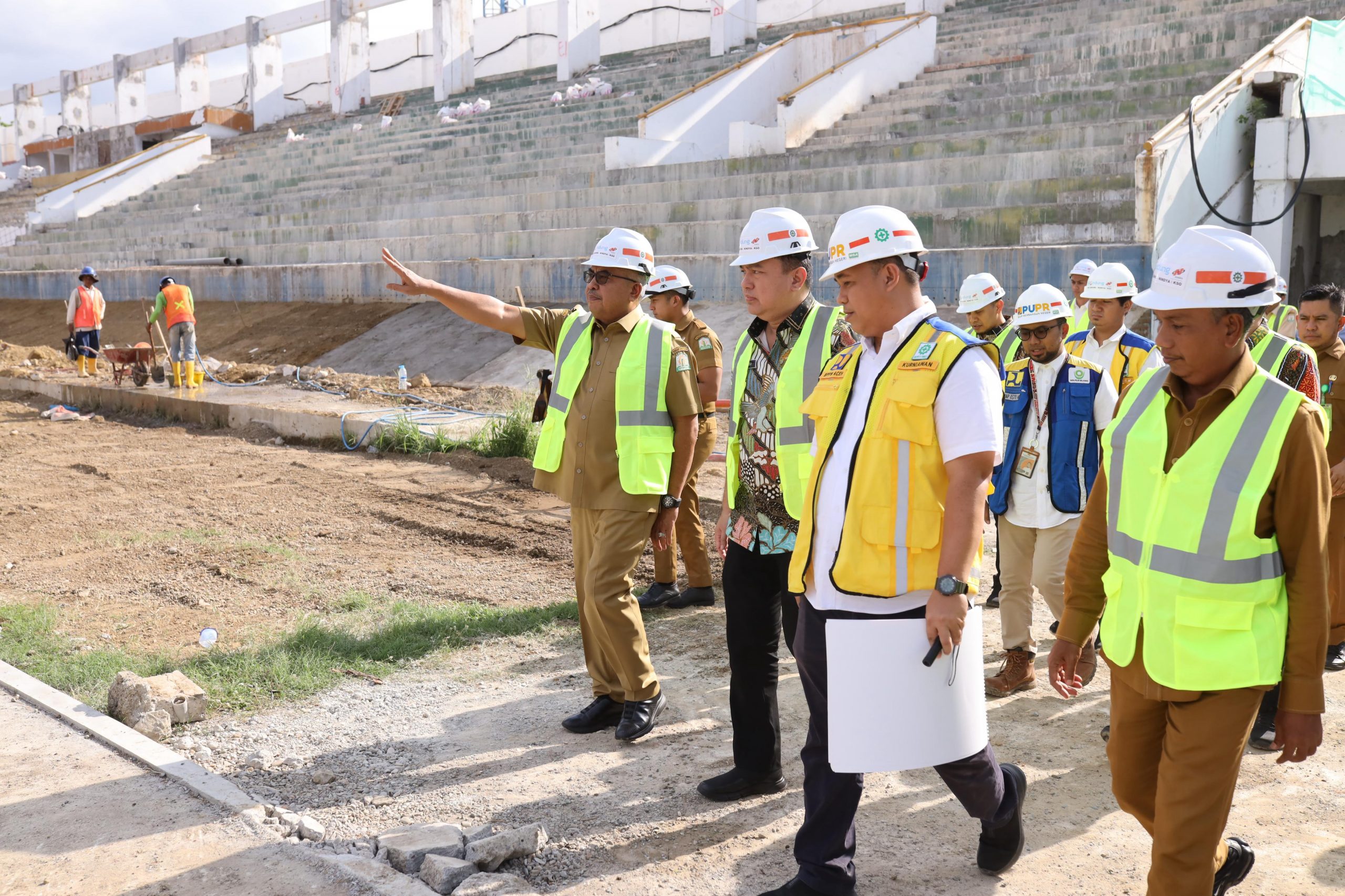 Pj Gubernur Dampingi Irjen Kemendagri Tinjau Stadion Lhong Raya - BIRO ...