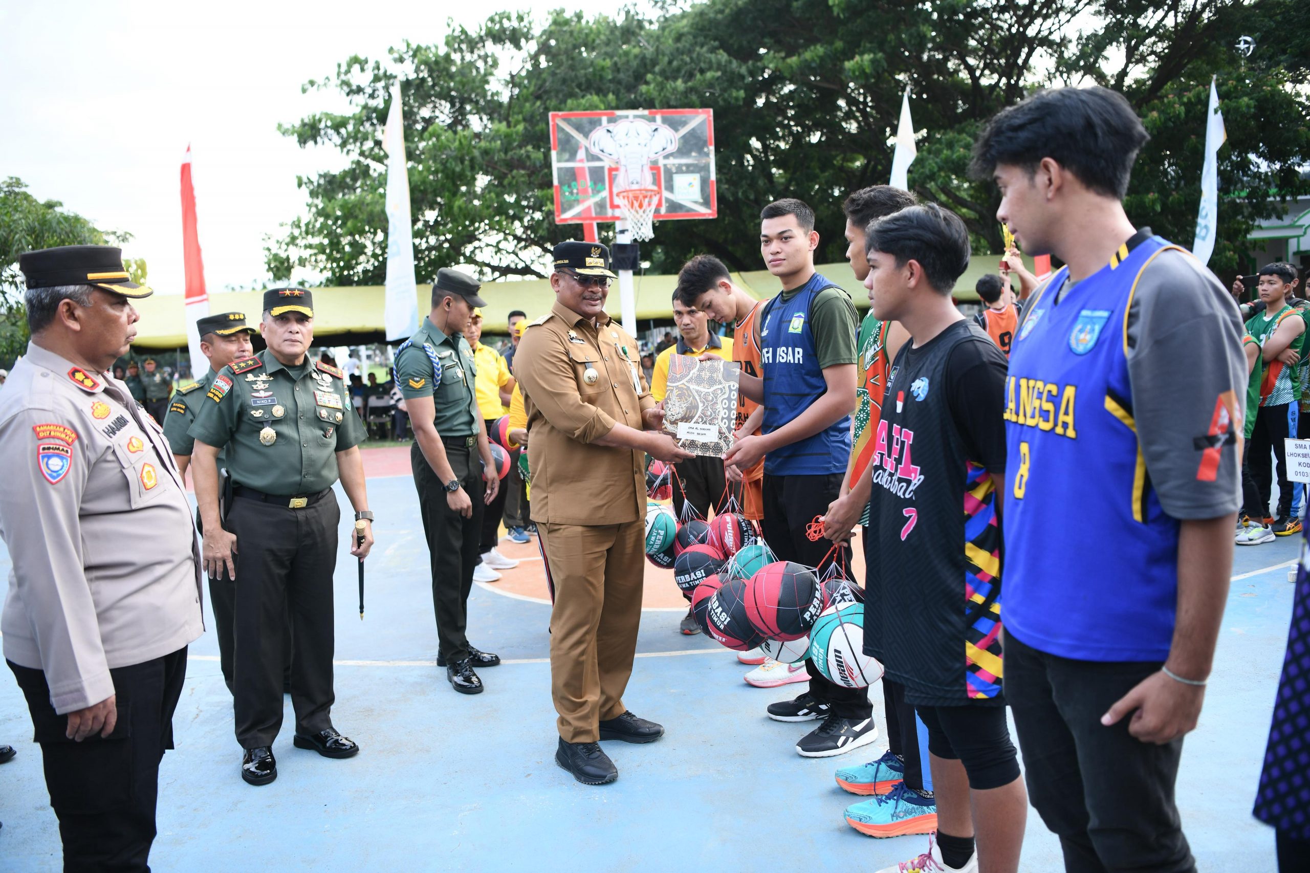 Pj Gubernur Safrizal Bersama Pangdam IM Serahkan Piala Basket SMA se ...